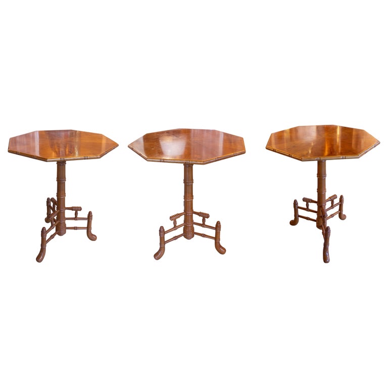 Trois tables d'appoint en bois avec plateau octogonal et pieds en ...