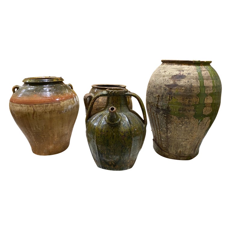 Ensemble de quatre pots et jarres en terre cuite vernissée verte et ...