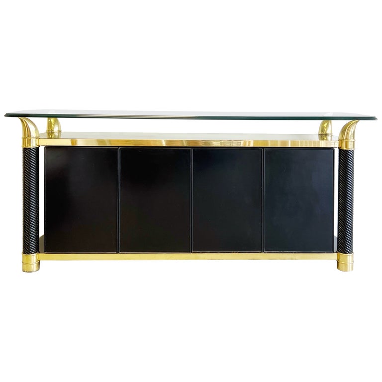 Meuble buffet en laque laiton Tomasso Barbi En vente sur 1stDibs