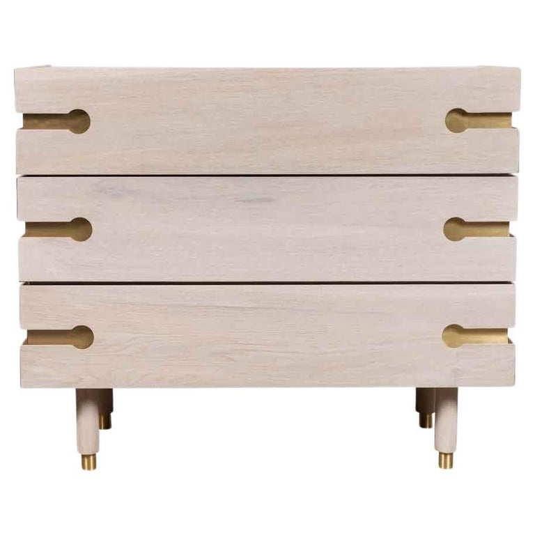 Commode Niguel en chêne blanc délavé et laiton de Lawson-Fenning En ...