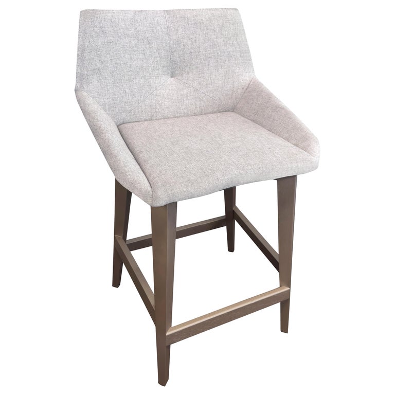 Tabouret de comptoir géométrique Cubi à base marron et assise en tissu ...