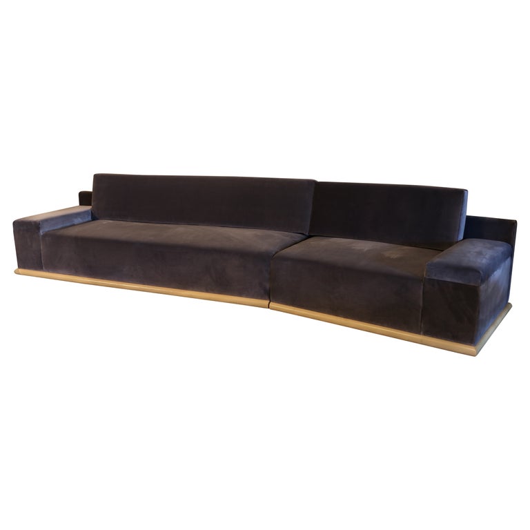 Maßgefertigtes lila Samt-Sofa mit Ahornholzsockel von Adesso Imports im ...