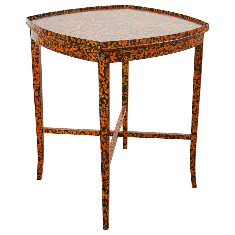 Table centrale de style Régence anglaise mouchetée par Ira Yeager En ...