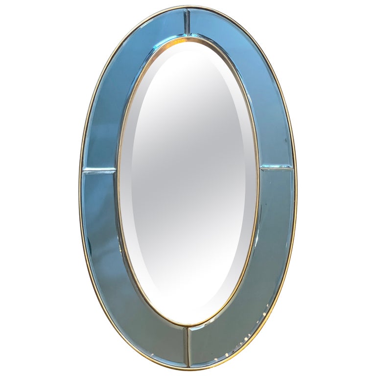 Miroir ovale à panneaux bleus et encadrement en laiton En vente sur 1stDibs