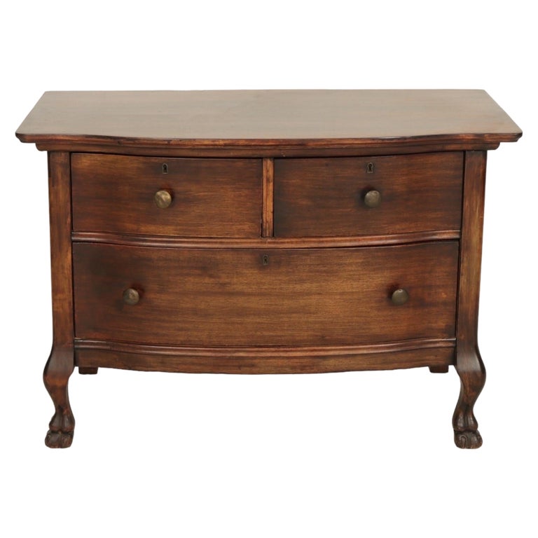 Commode basse de style Regency à façade en arc En vente sur 1stDibs