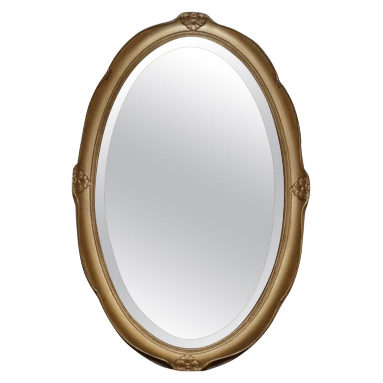 Superbe miroir mural ovale orné d'or vintage En vente sur 1stDibs