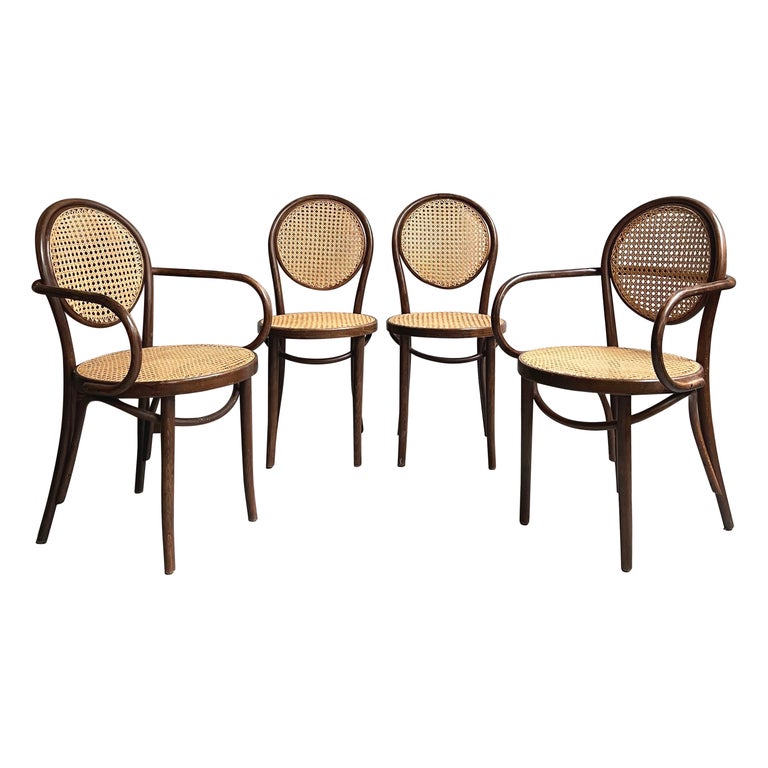 Chaises de salle à manger bistro en bois cintré et rotin attribuées à Thonet sur 1stDibs