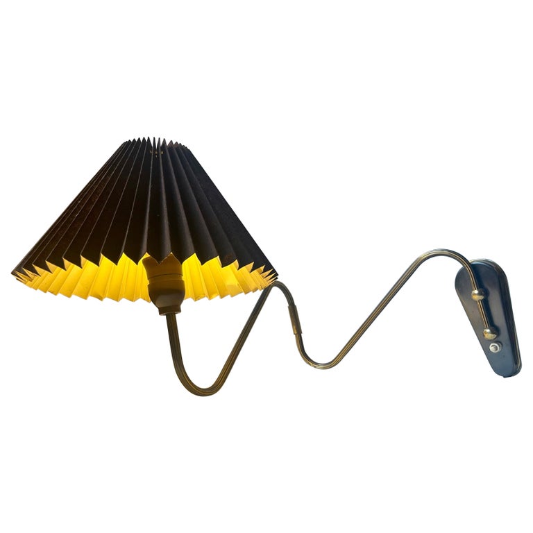 Applique murale articulée moderne scandinave en laiton En vente sur 1stDibs
