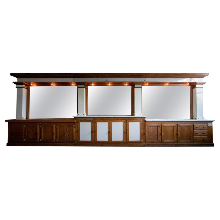 20ème siècle 26 ft OAK BACK BAR art deco En vente sur 1stDibs
