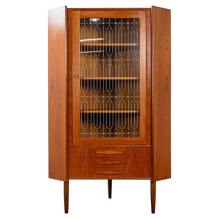 Vintage Scandinavian Teck and Glass Corner Cabinet En vente sur 1stDibs
