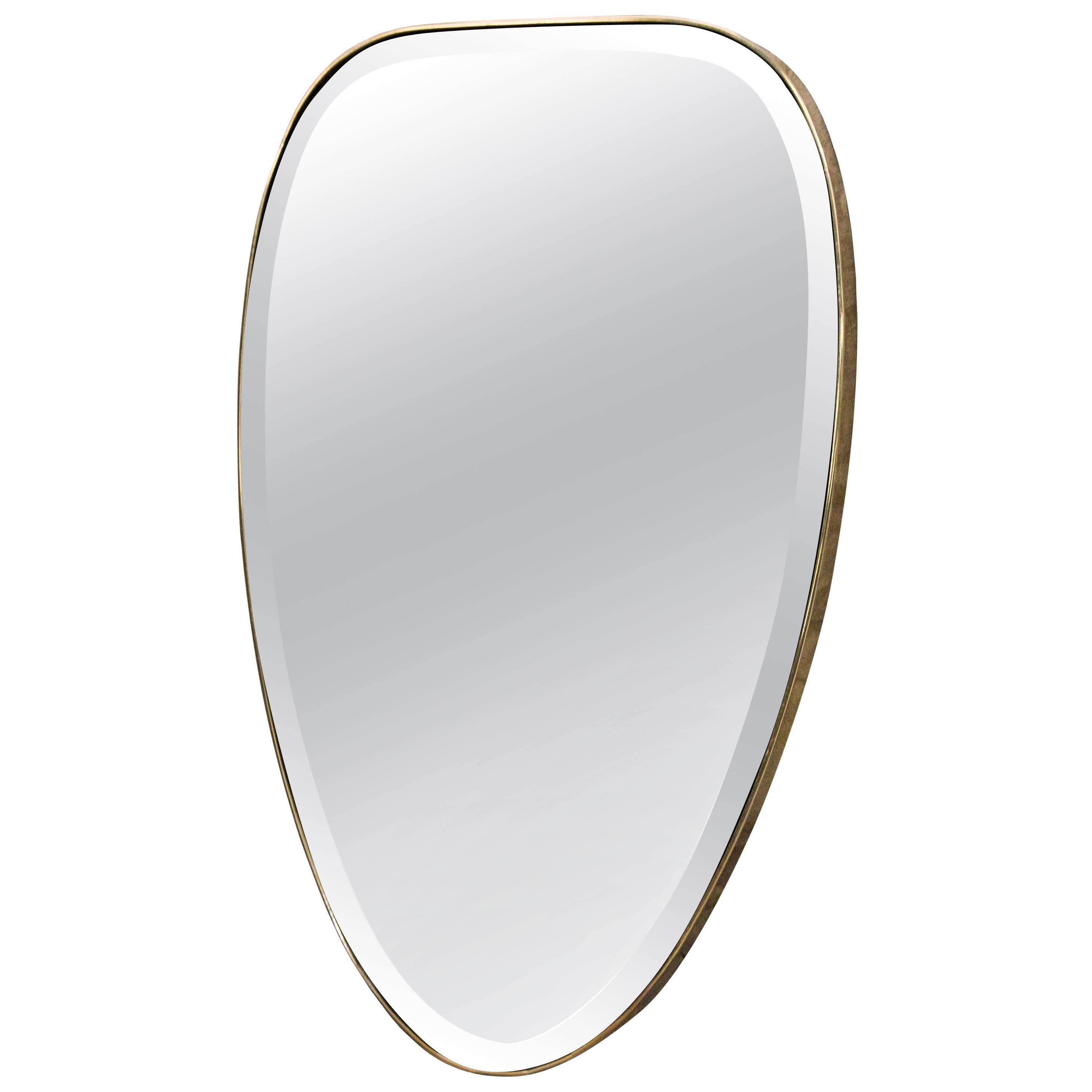 Miroir en forme de bouclier signé par Novocastrian En vente sur 1stDibs