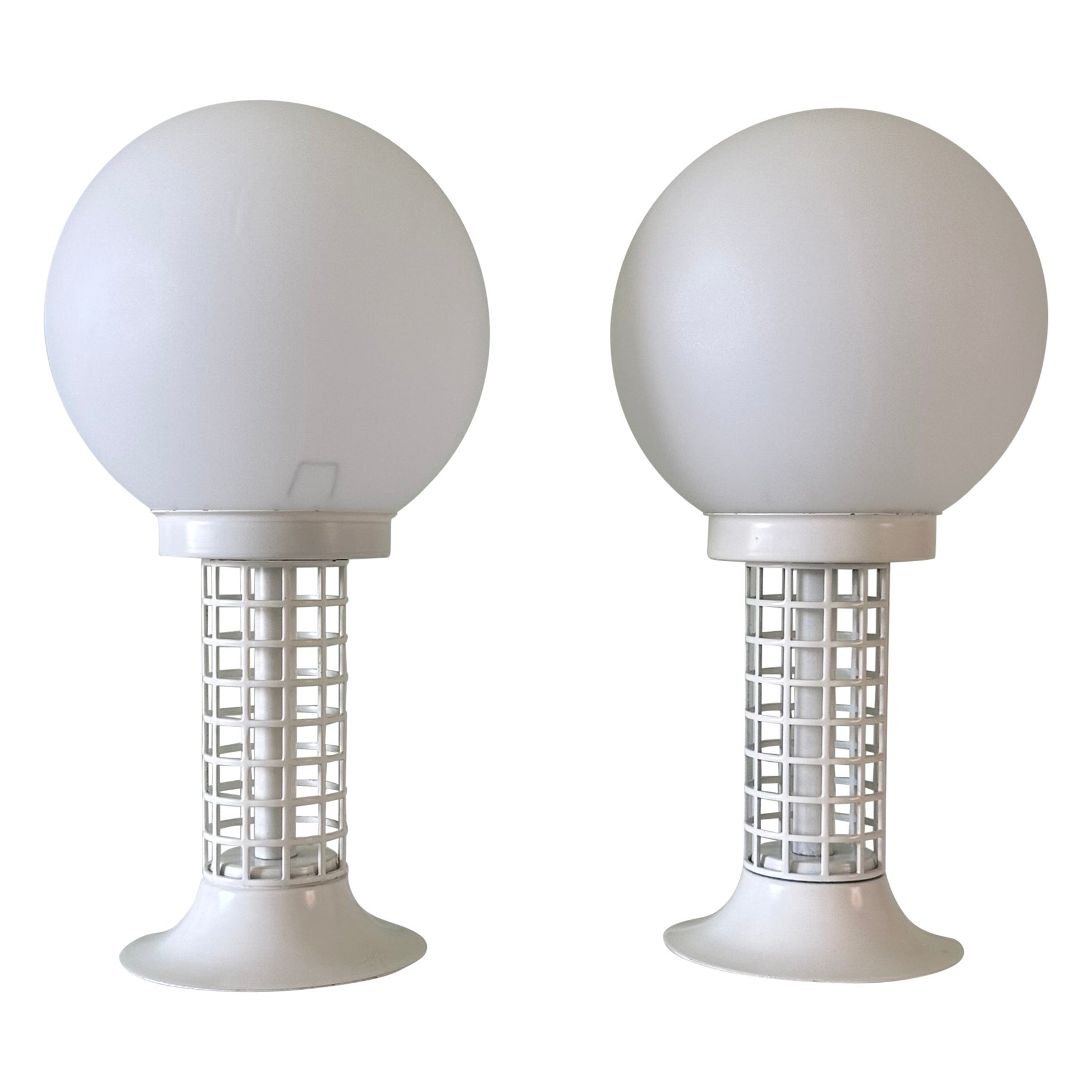 Op Pop Mod White Lacquered Round Globe Table Lamp For Sale at 1stDibs