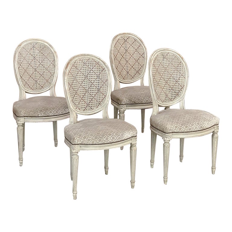 Ensemble de 4 chaises françaises anciennes peintes de style Louis XVI avec canne et tissu En ...