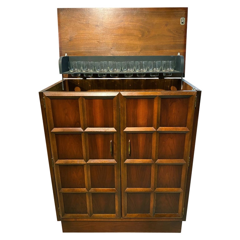 Lane Furniture Mid Century Nussbaum Bar oder Liquor Cabinet im Angebot ...