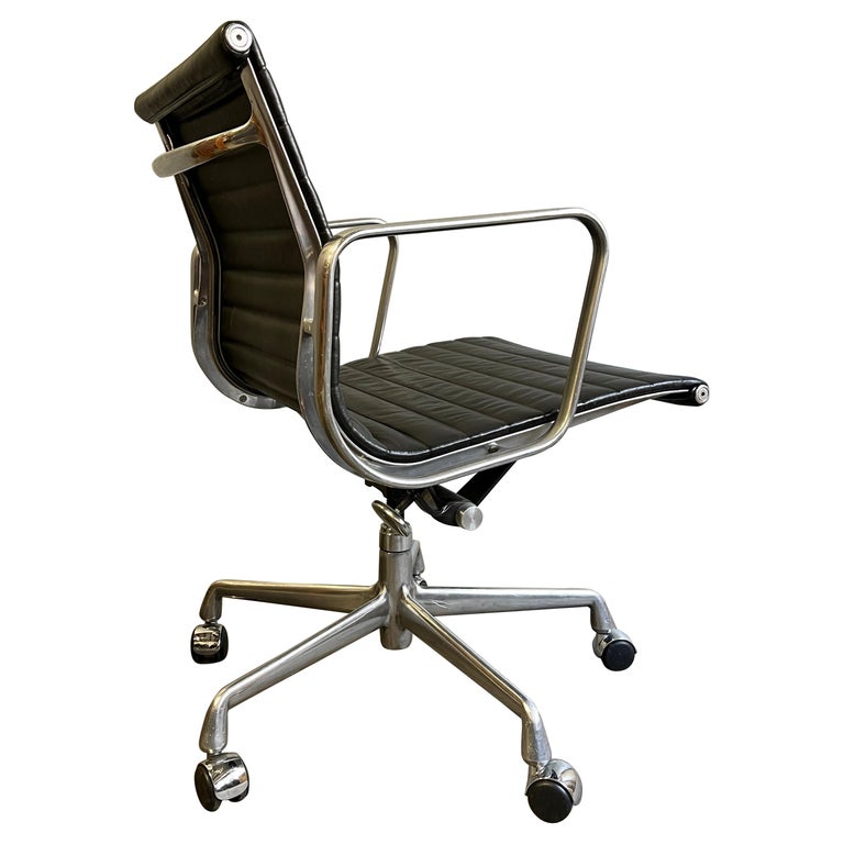 Eames Aluminium Group Management Chairs for Herman Miller For Sale at ...