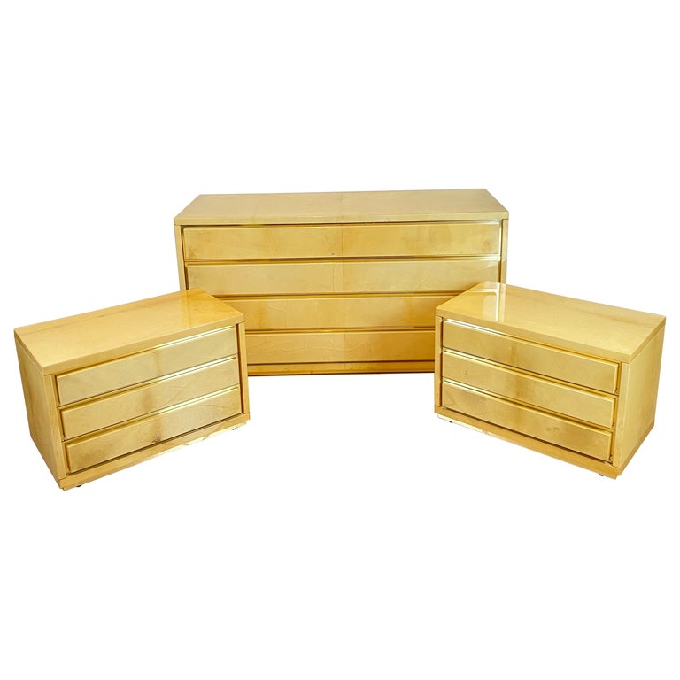 Commode et paire de tables de nuit Aldo Tura en parchemin et laiton En ...