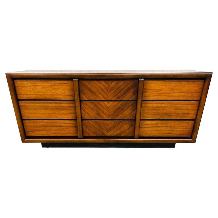 Mid-Century Modern Lane Nussbaum 9-Schubladen-Kombination im Angebot ...