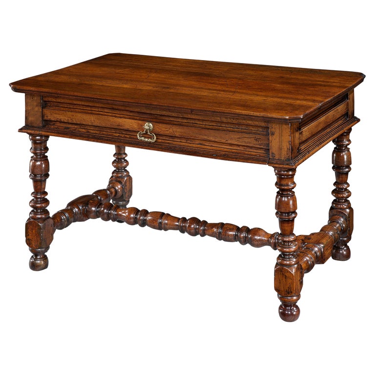 Table de bureau de style baroque géorgien en noyer à double poignée en ...