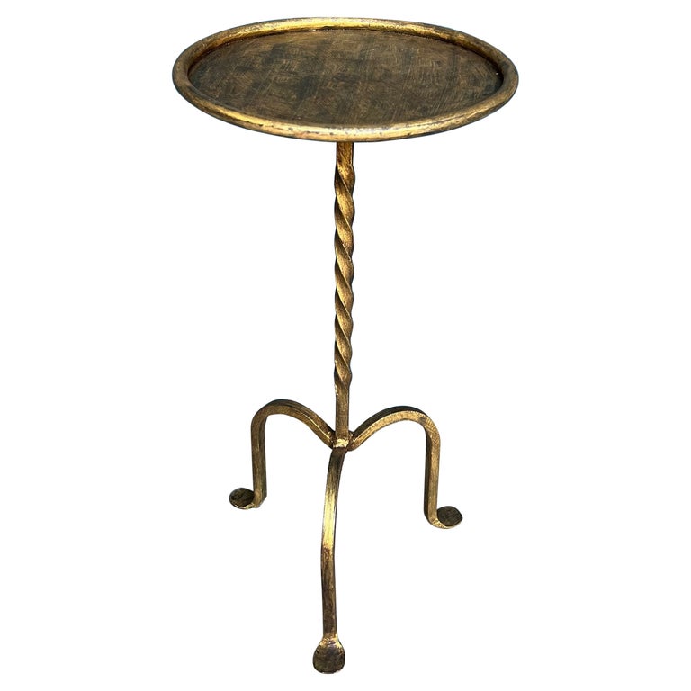 Petite table à boissons en fer doré avec tige torsadée En vente sur 1stDibs