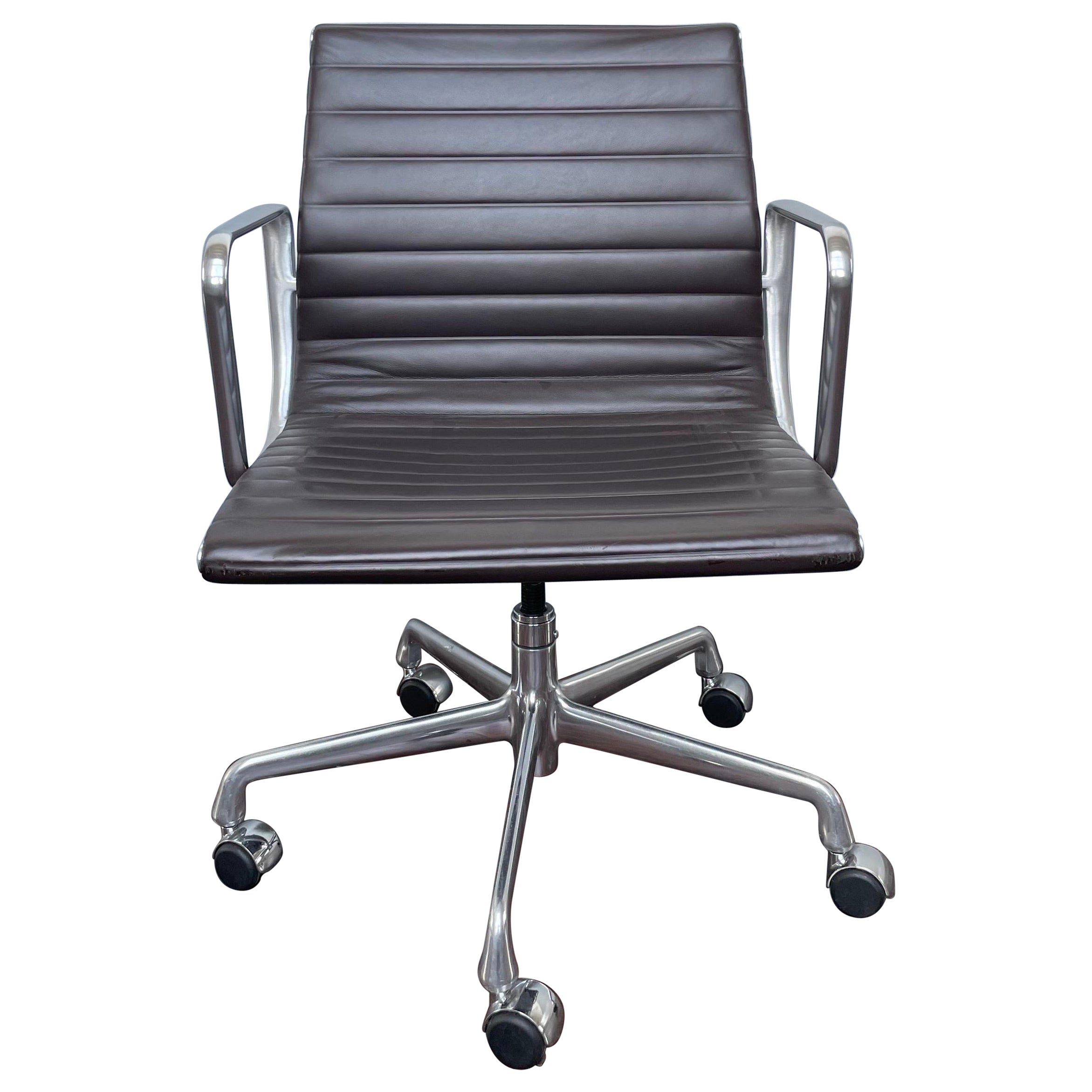 2017 Herman Miller Eames Aluminum Group - 4 available For Sale at 1stDibs