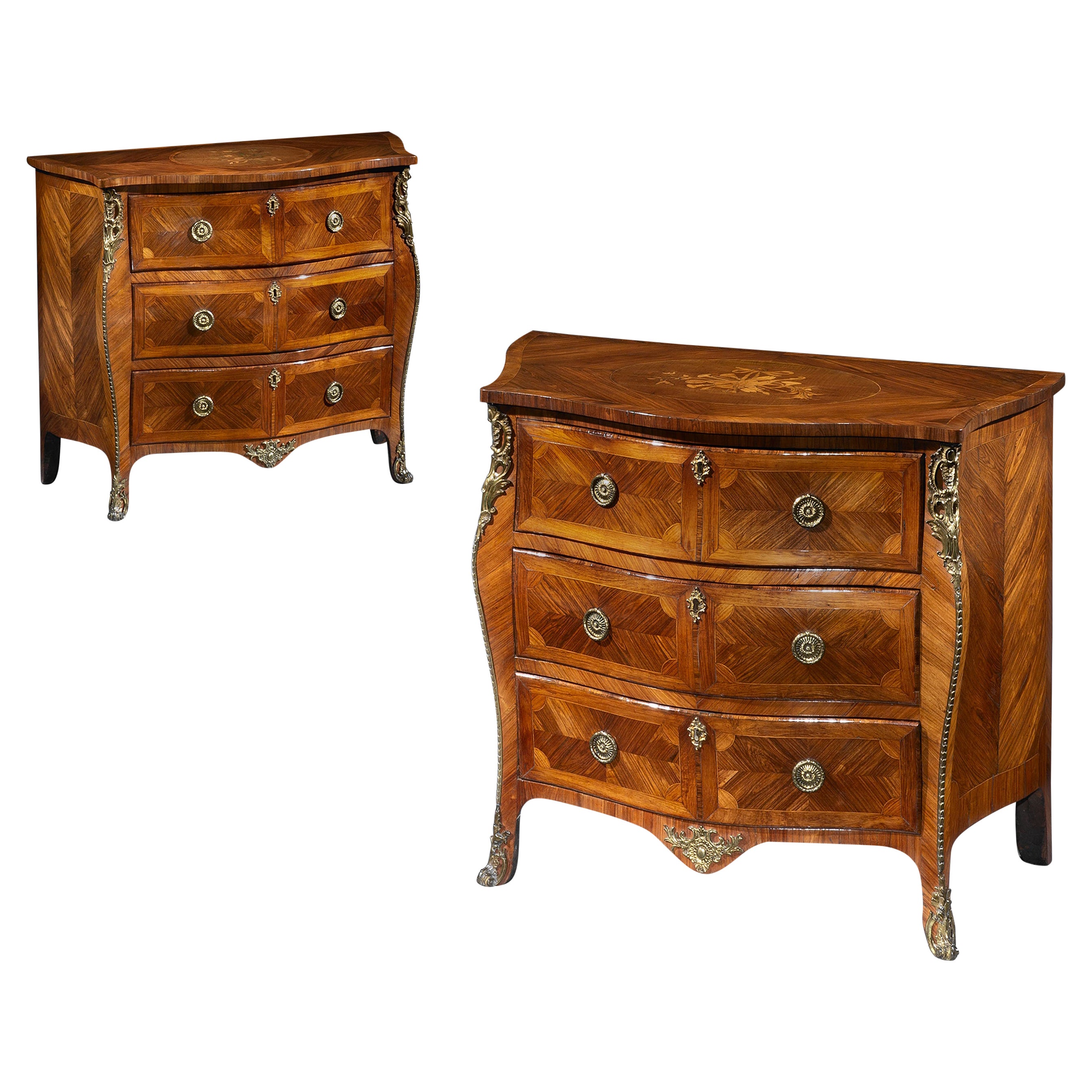 Paire de commodes bombées serpentines George III montées en bronze doré ...