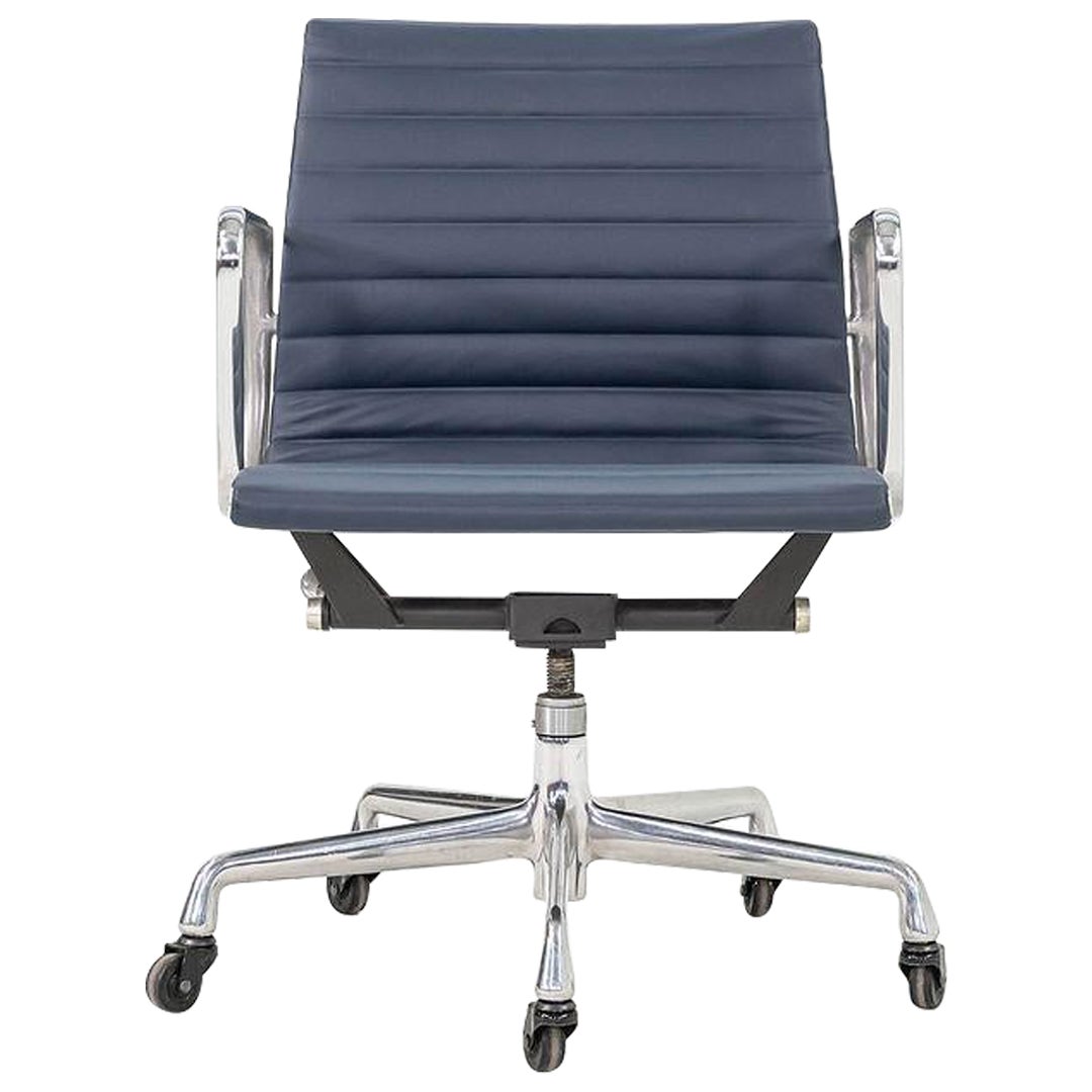 2010s Herman Miller Eames Aluminum Group Management Desk Chair in Ivory ...