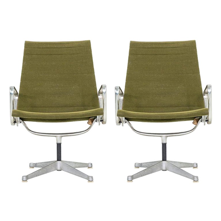 Marmont Lounge Chair in Matte Gold and Crimson by Innova Luxuxy Group ...