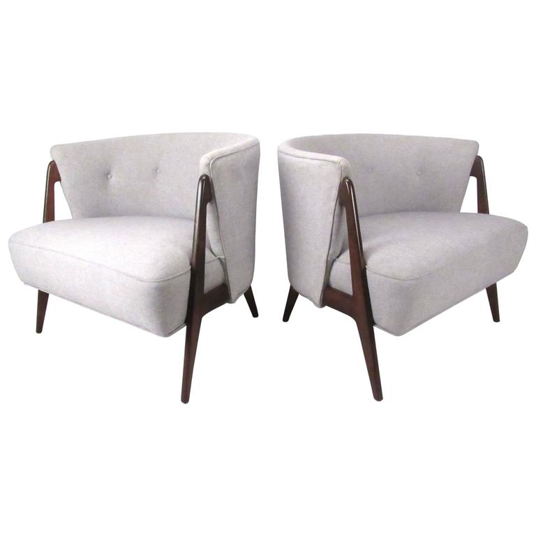 Stylish Pair of Mid-Century Modern Barrel Back Chairs at 1stDibs