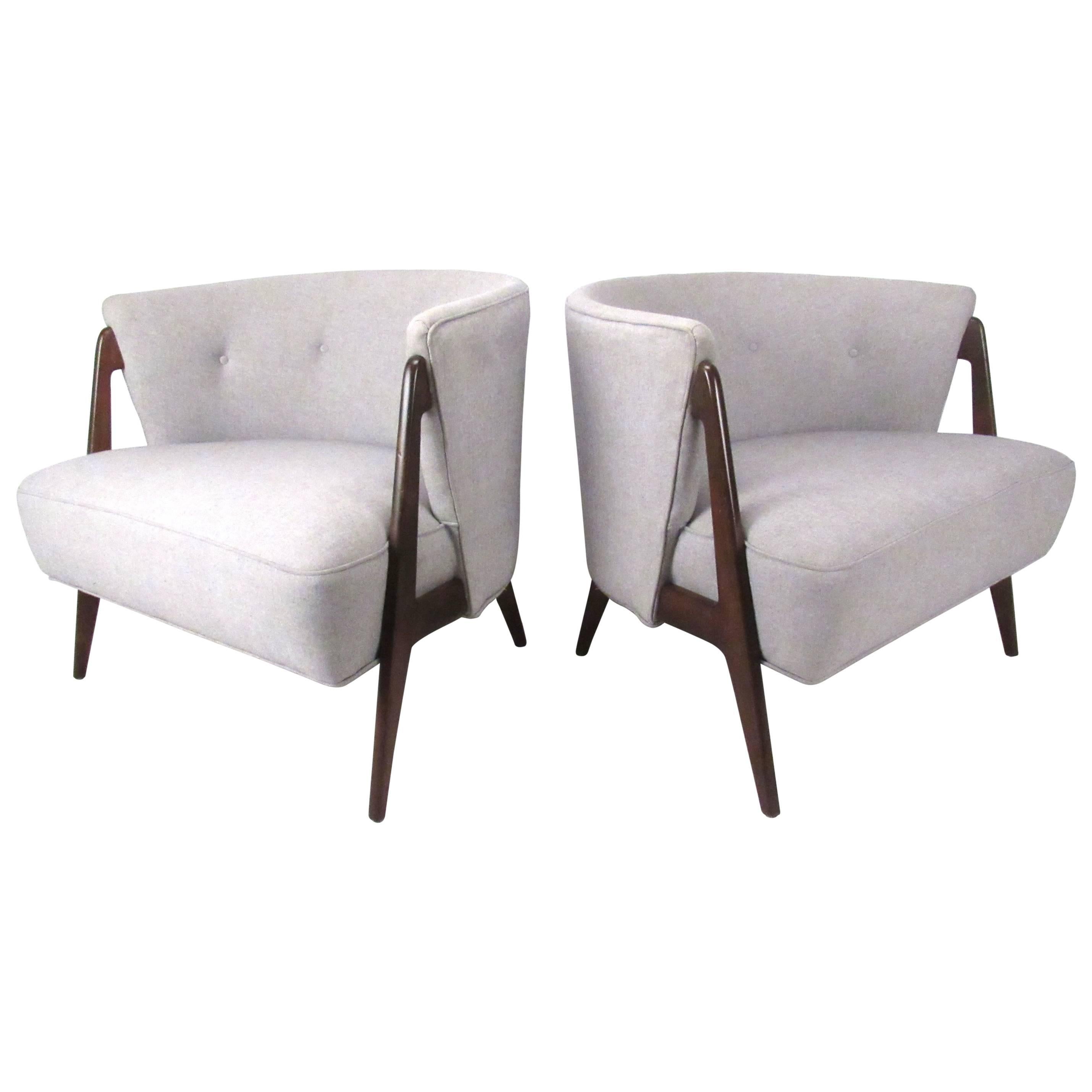Stylish Pair of Mid-Century Modern Barrel Back Chairs at 1stDibs