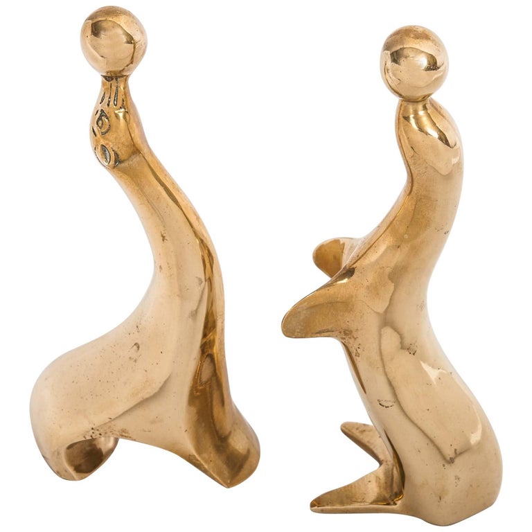 Set aus zwei Siegeln, die mit Kugeln spielen, aus Messing im Angebot ...