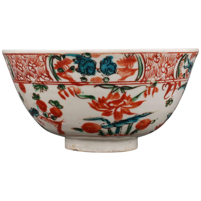 Swatow Chinese Porcelain Wucai Bowl, 16th Century For Sale at 1stDibs