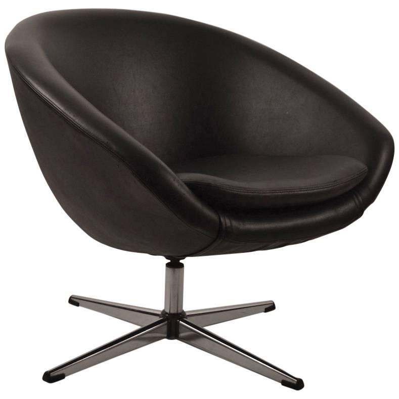 Single Black Overman Swivel Pod Chair For Sale at 1stdibs