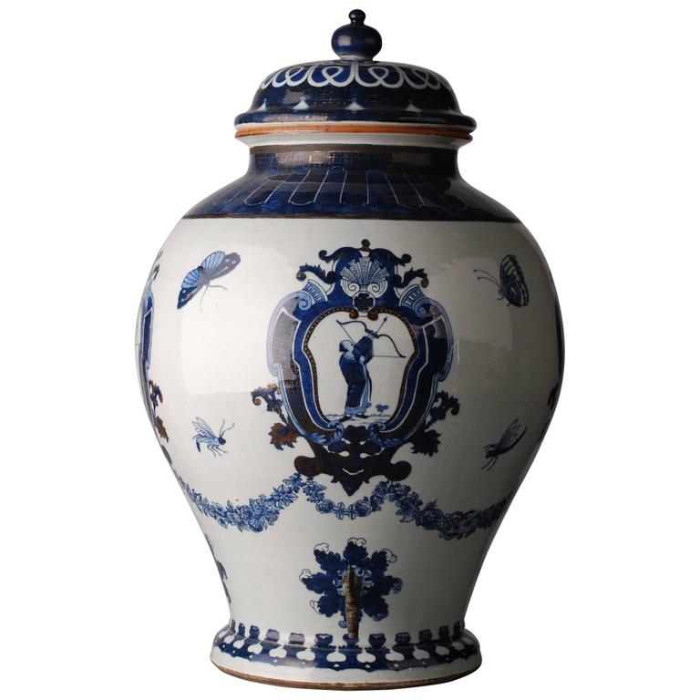 Blue and White Chinese Porcelain 'Pronk' Cistern For Sale at 1stDibs