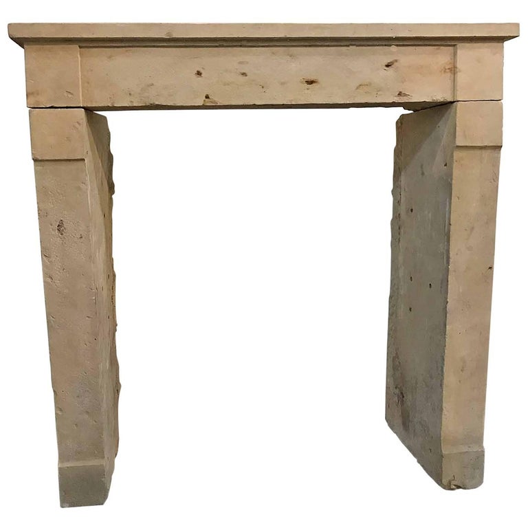 Antiker Kaminsims aus Kalkstein im Angebot bei 1stDibs