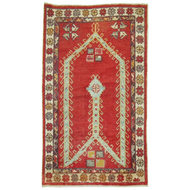 Tapis de prière turc ancien d'Oushak En vente sur 1stDibs
