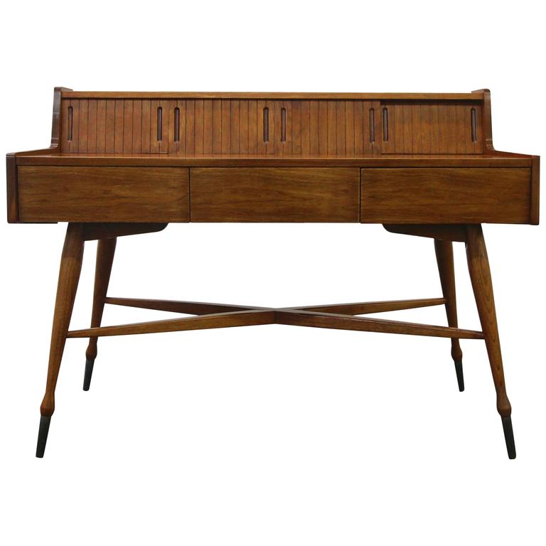 Petite Mid-Century Modern Desk at 1stDibs