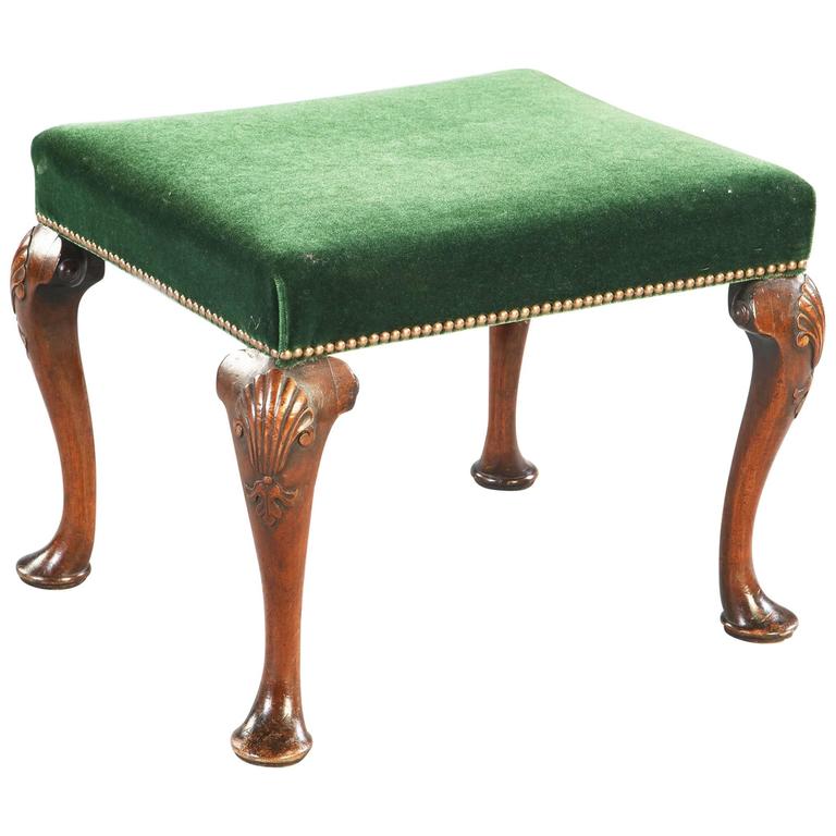 George II. Hocker aus Nussbaumholz mit Pad Fuß im Angebot bei 1stDibs