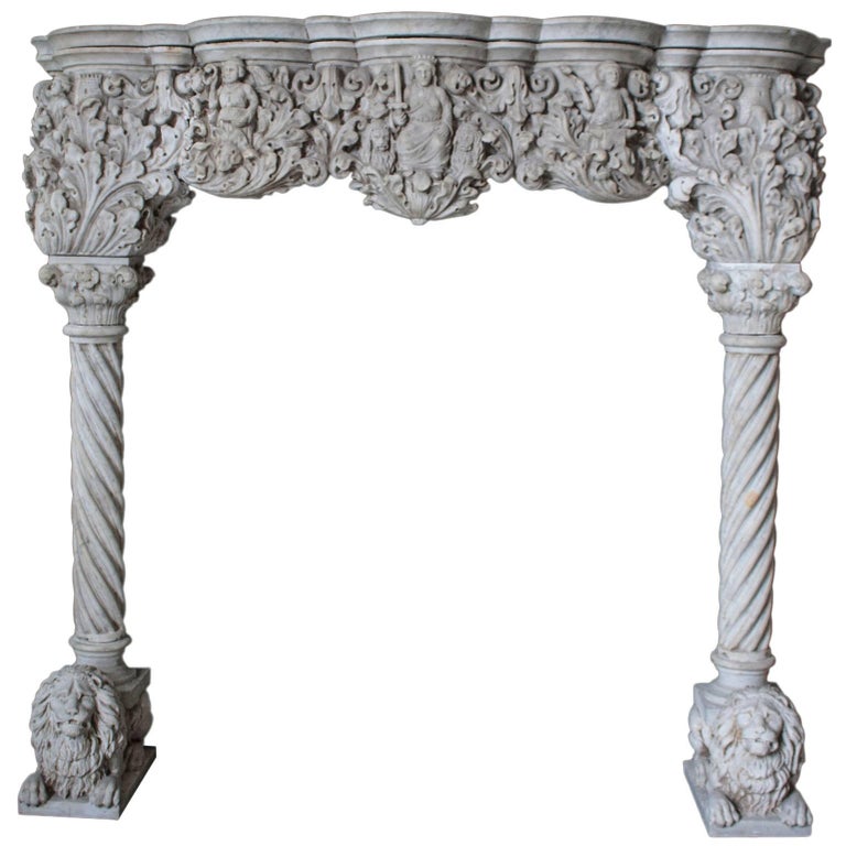 Antiker Carrara-Kaminsims im venezianischen Stil bei 1stDibs