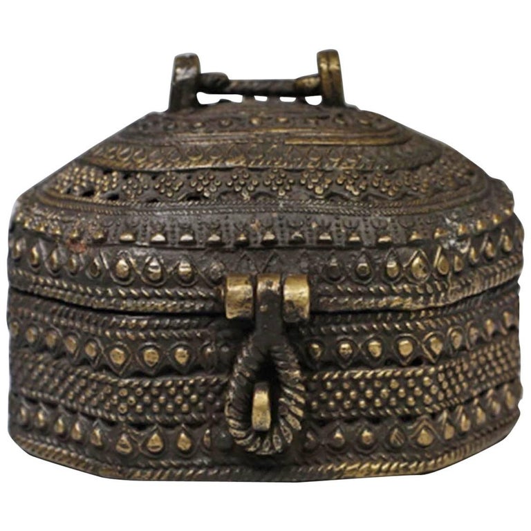 Vintage Brass Latched Box For Sale at 1stDibs