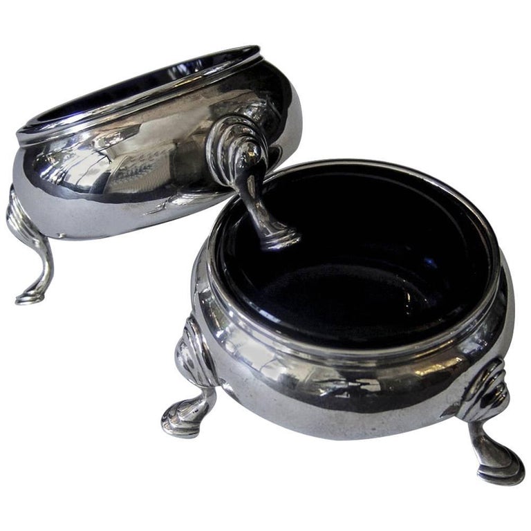 Pair of Victorian Sterling Silver Salt Cellars For Sale at 1stDibs
