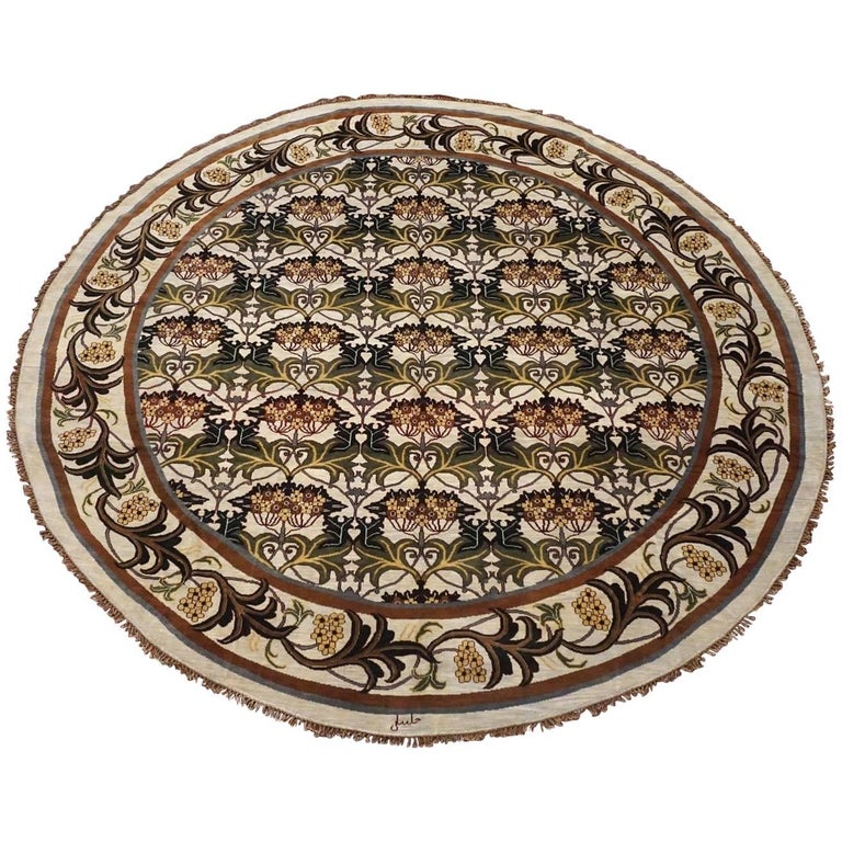 Round Ivory William Morris Style Rug For Sale at 1stdibs