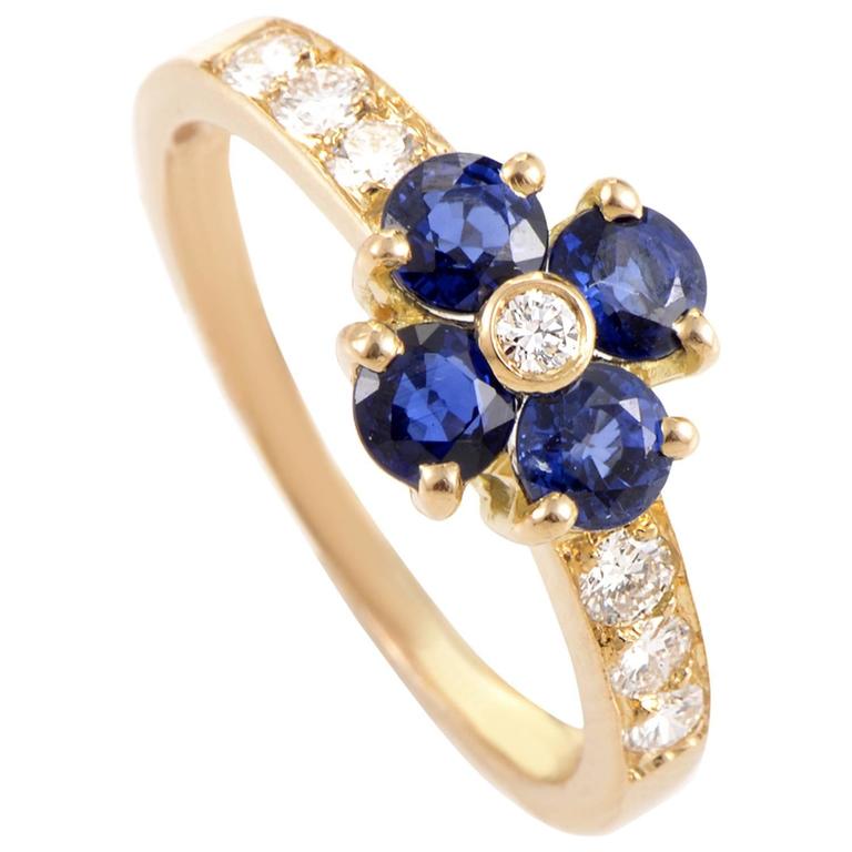 Van Cleef and Arpels Bague fleur en or avec saphir et diamants sur 1stDibs