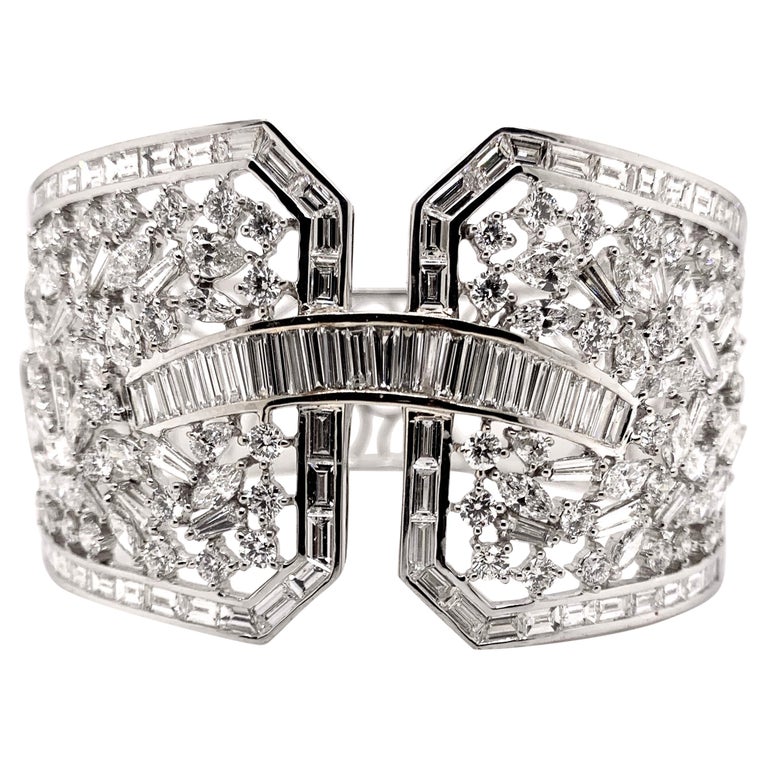 Stunning Diamond Cuff Bangle Set in 18k White Gold For Sale at 1stDibs