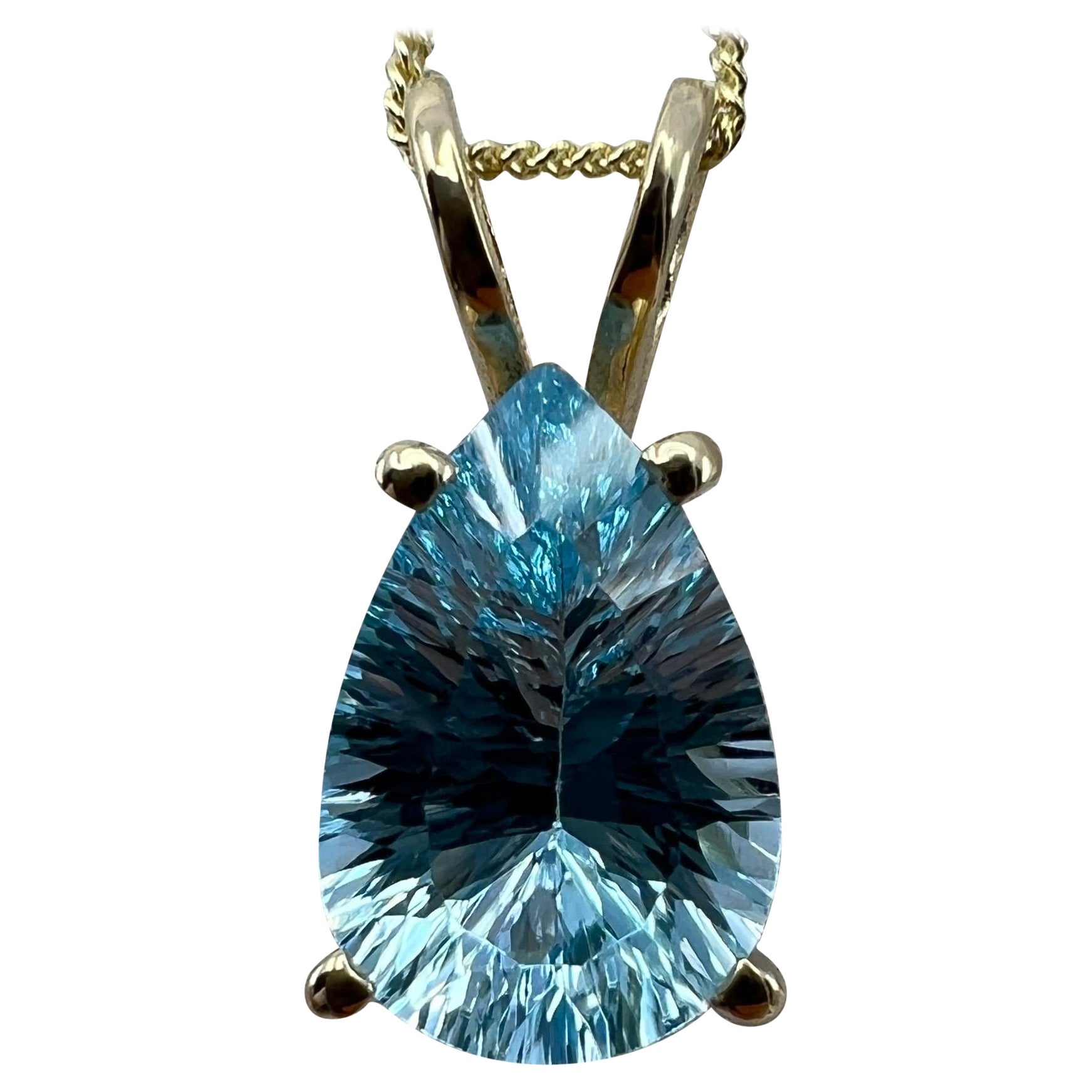 9 Carat Yellow Gold Colorless Topaz Necklace For Sale at 1stDibs