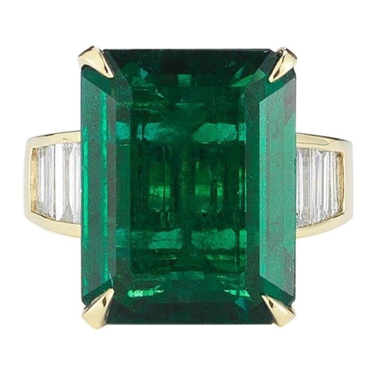 Classic Emerald Ring For Sale at 1stDibs