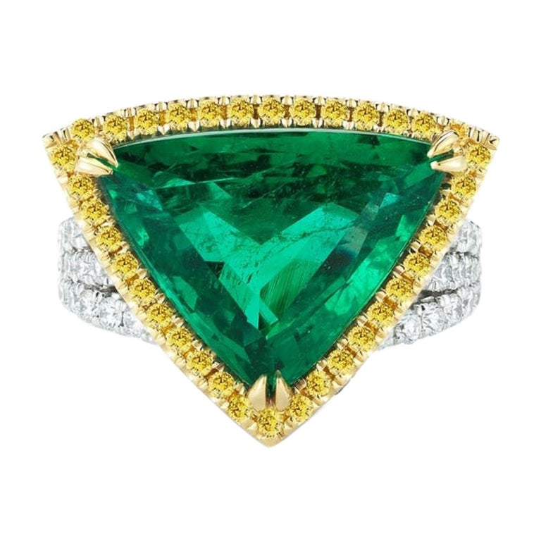 Triangular Emerald Ring For Sale at 1stDibs