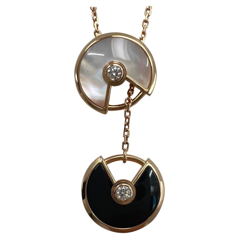 Cartier, collier Amulette de Cartier en or rose 18 carats, nacre, onyx ...