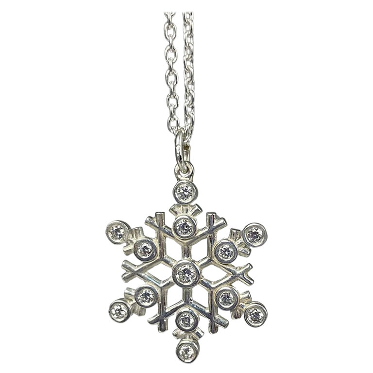 Snowflake Pendant with 024 Carats of White Diamonds and 14K White Gold For Sale at 1stDibs