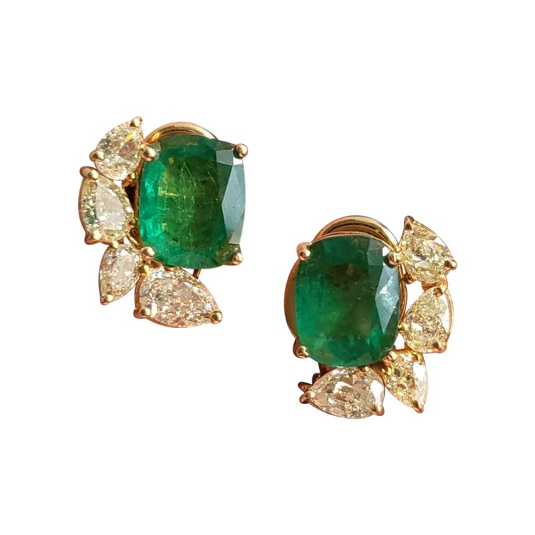 Set in 18K Gold, 5.16 Carats Zambian Emerald and Yellow Diamonds Stud Earring For Sale at 1stDibs