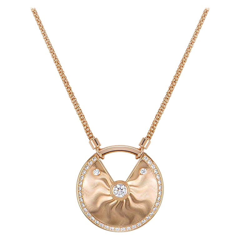 Cartier, collier guilloché Amulette de Cartier en or rose En vente sur ...